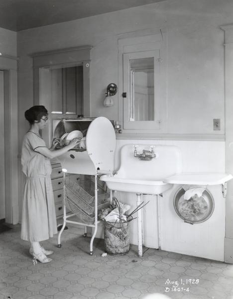 ‎Loading the dishwasher - UWDC - UW-Madison Libraries