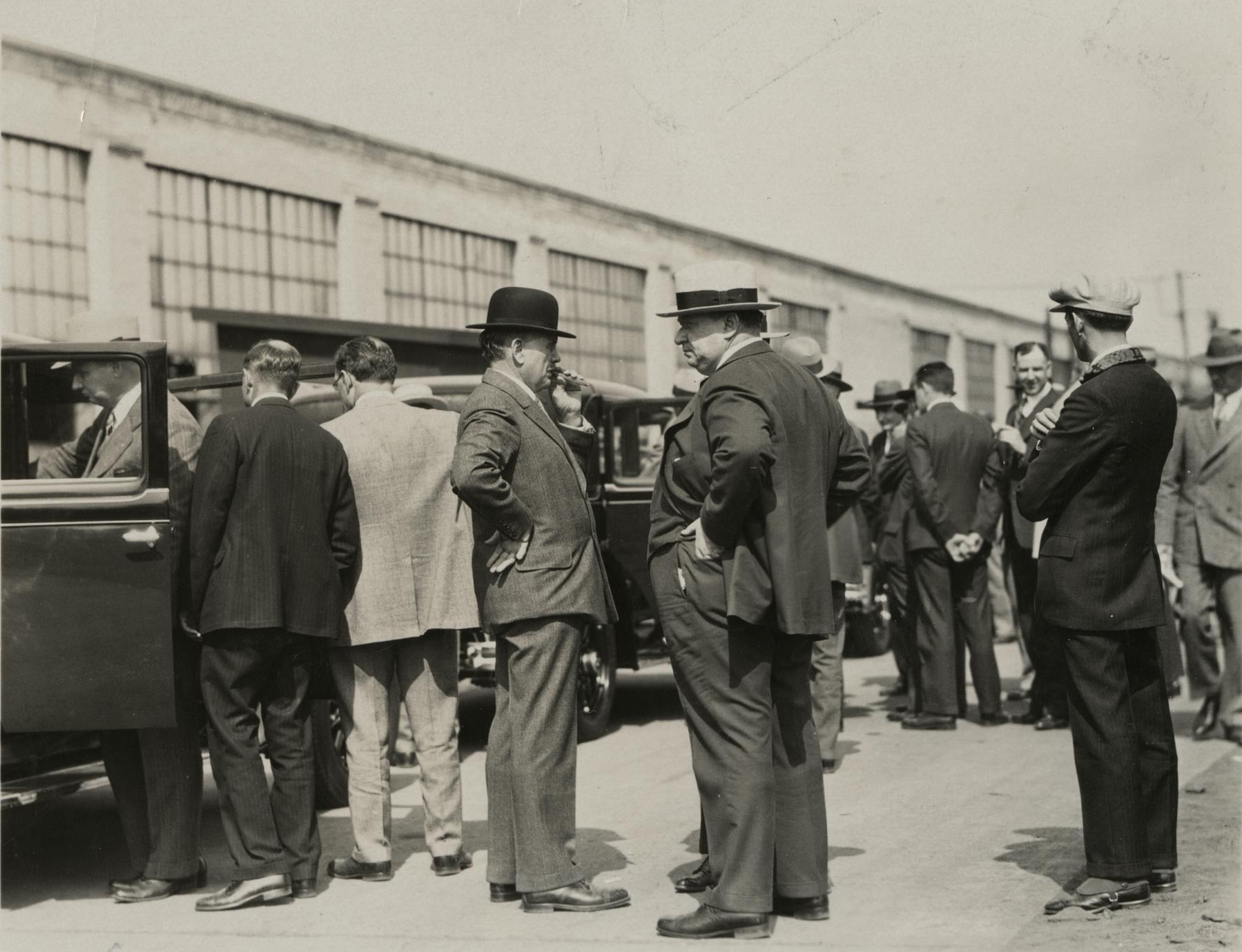 ‎Nash officials view a new Nash model - UWDC - UW-Madison Libraries