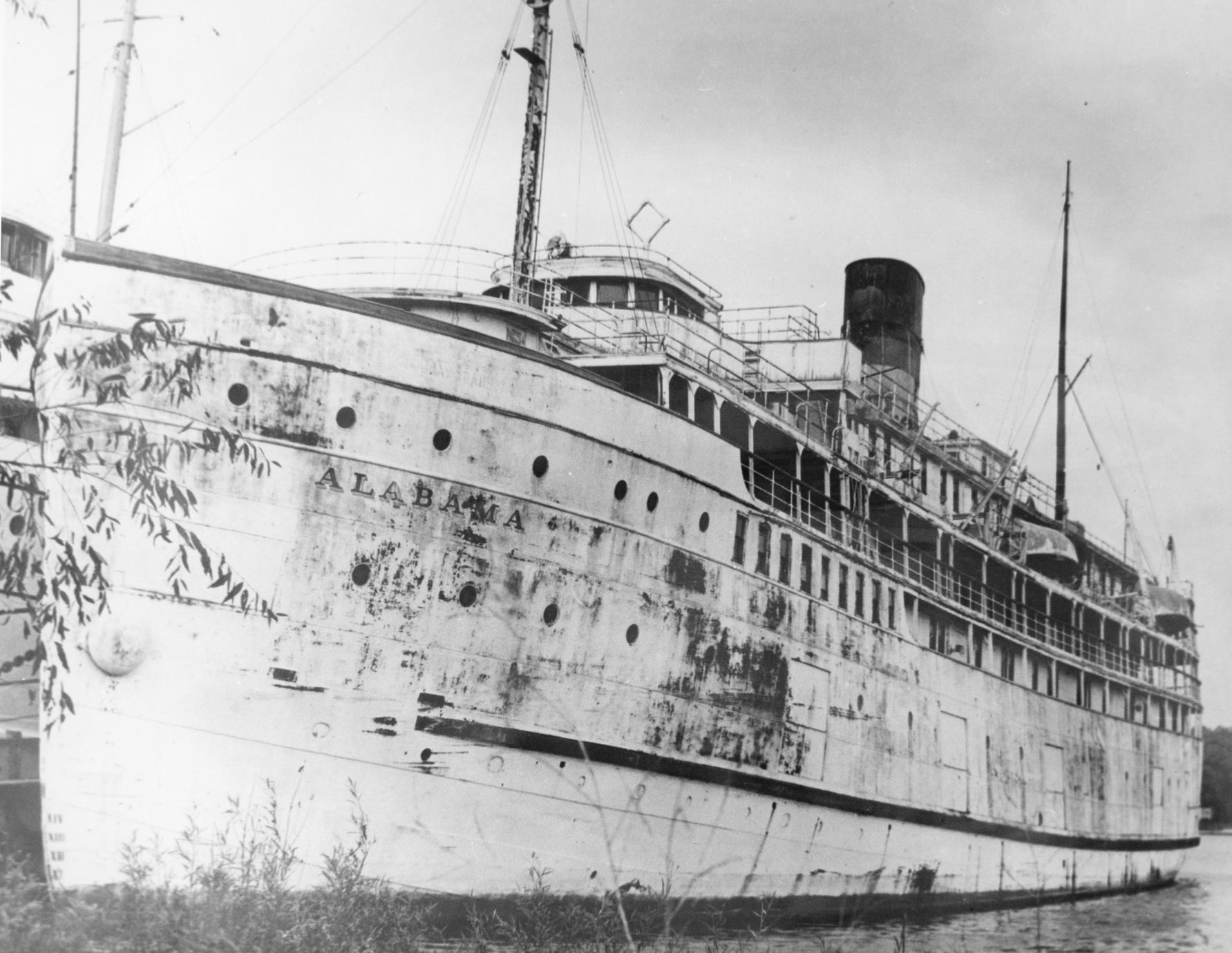‎Bow view of the Alabama in sad shape - UWDC - UW-Madison Libraries