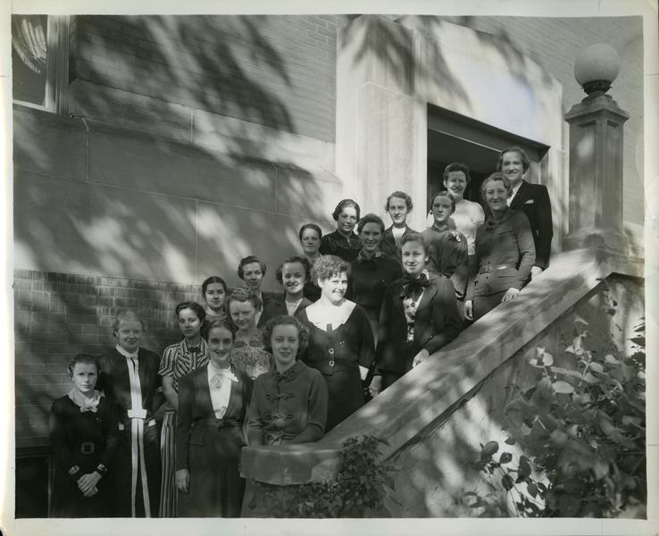 ‎The Hyperian Society group photograph - UWDC - UW-Madison Libraries
