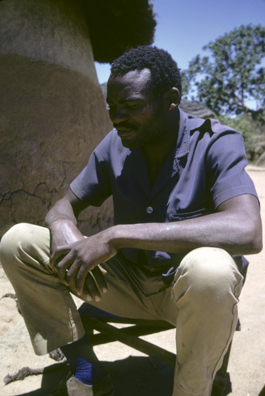 ‎Southern African storyteller : Mr. Ndlovu, a Ndebele father, performs ...