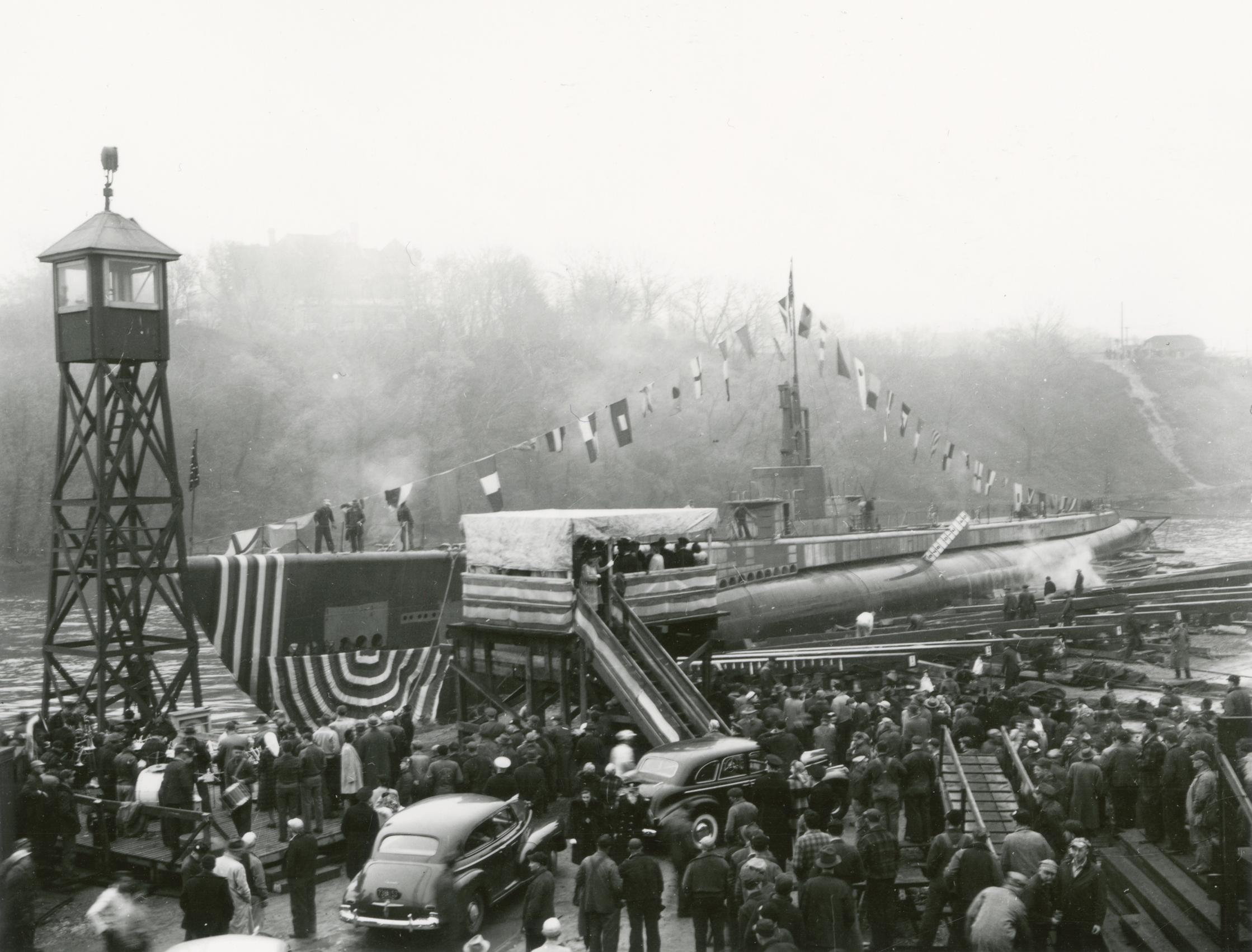 ‎Guard tower at Manitowoc shipyards - UWDC - UW-Madison Libraries