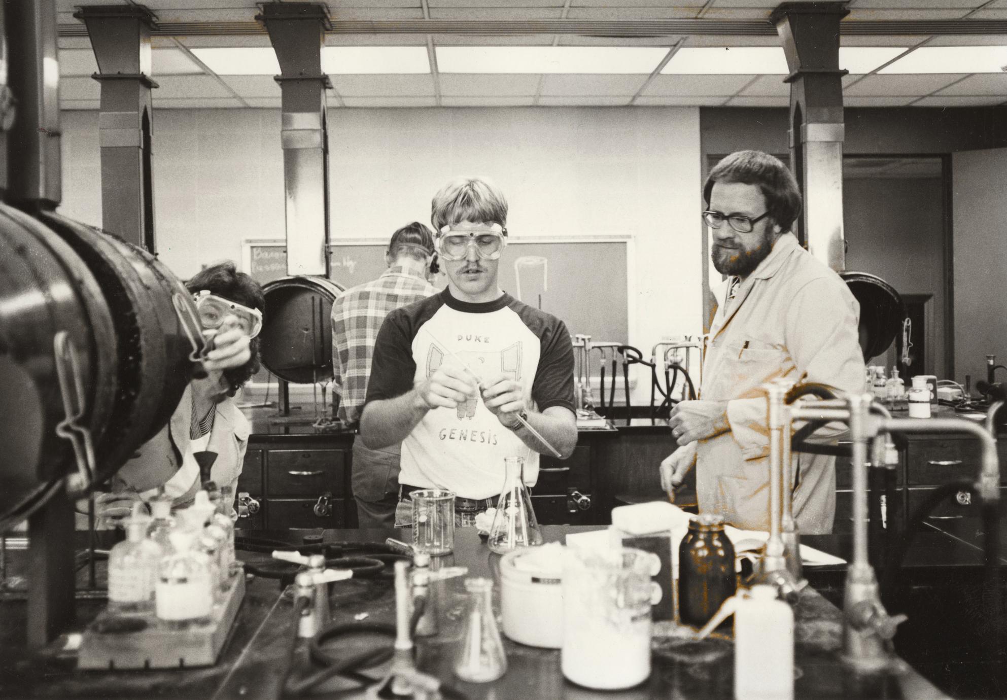 ‎Chemistry classroom, Janesville, 1980 - UWDC - UW-Madison Libraries