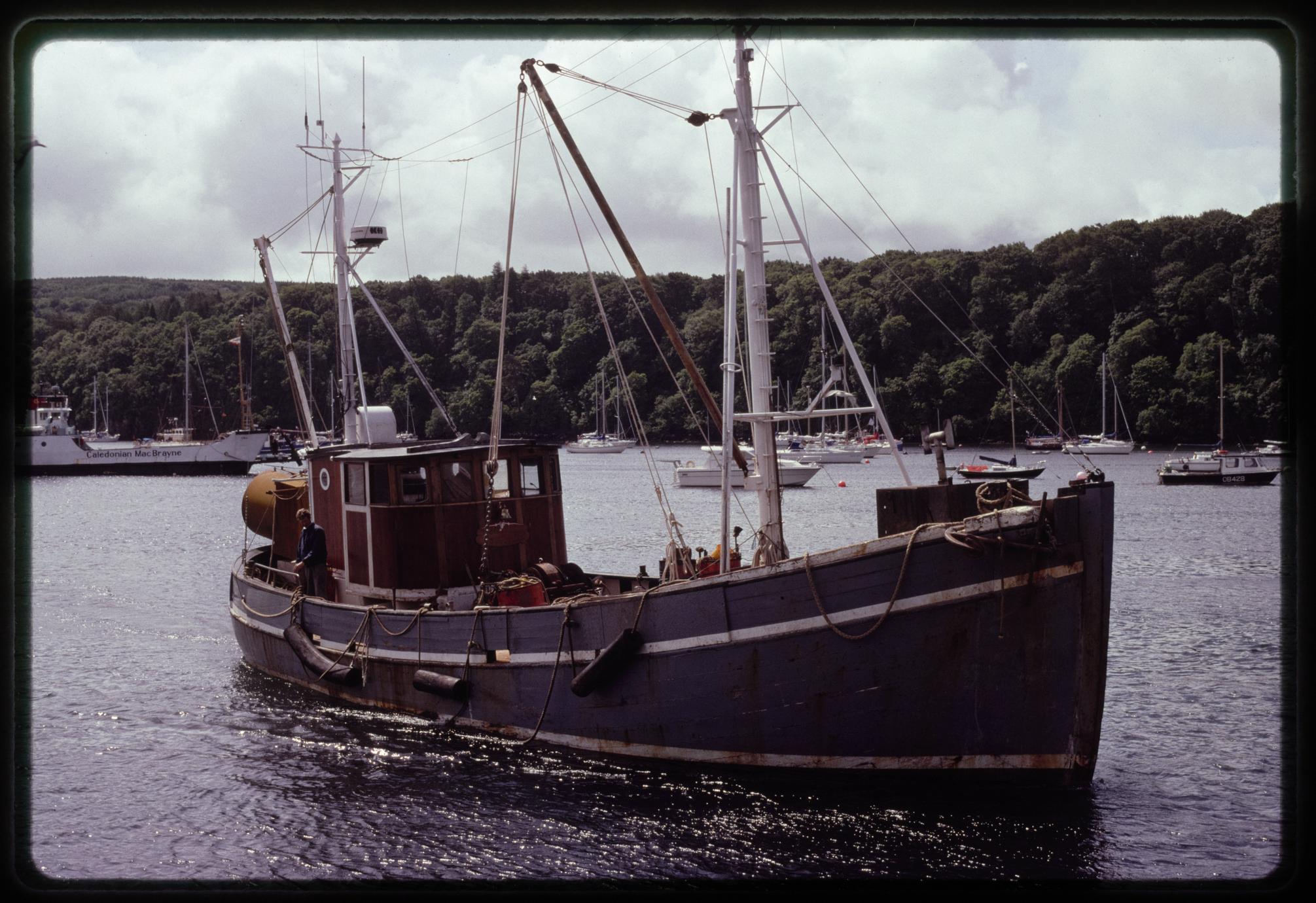 ‎Fishing boat, Tobermory Bay, Isle of Mull - UWDC - UW-Madison Libraries