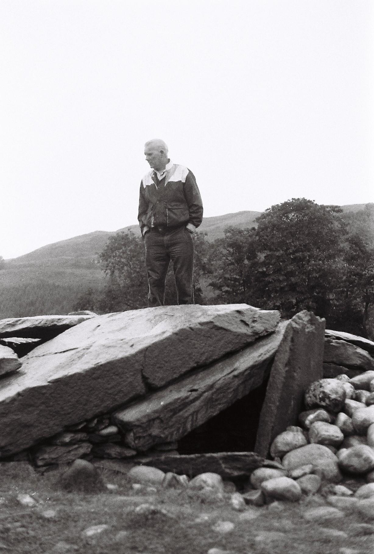 ‎Duncan Williamson at a prehistoric chambered tomb - UWDC - UW-Madison ...