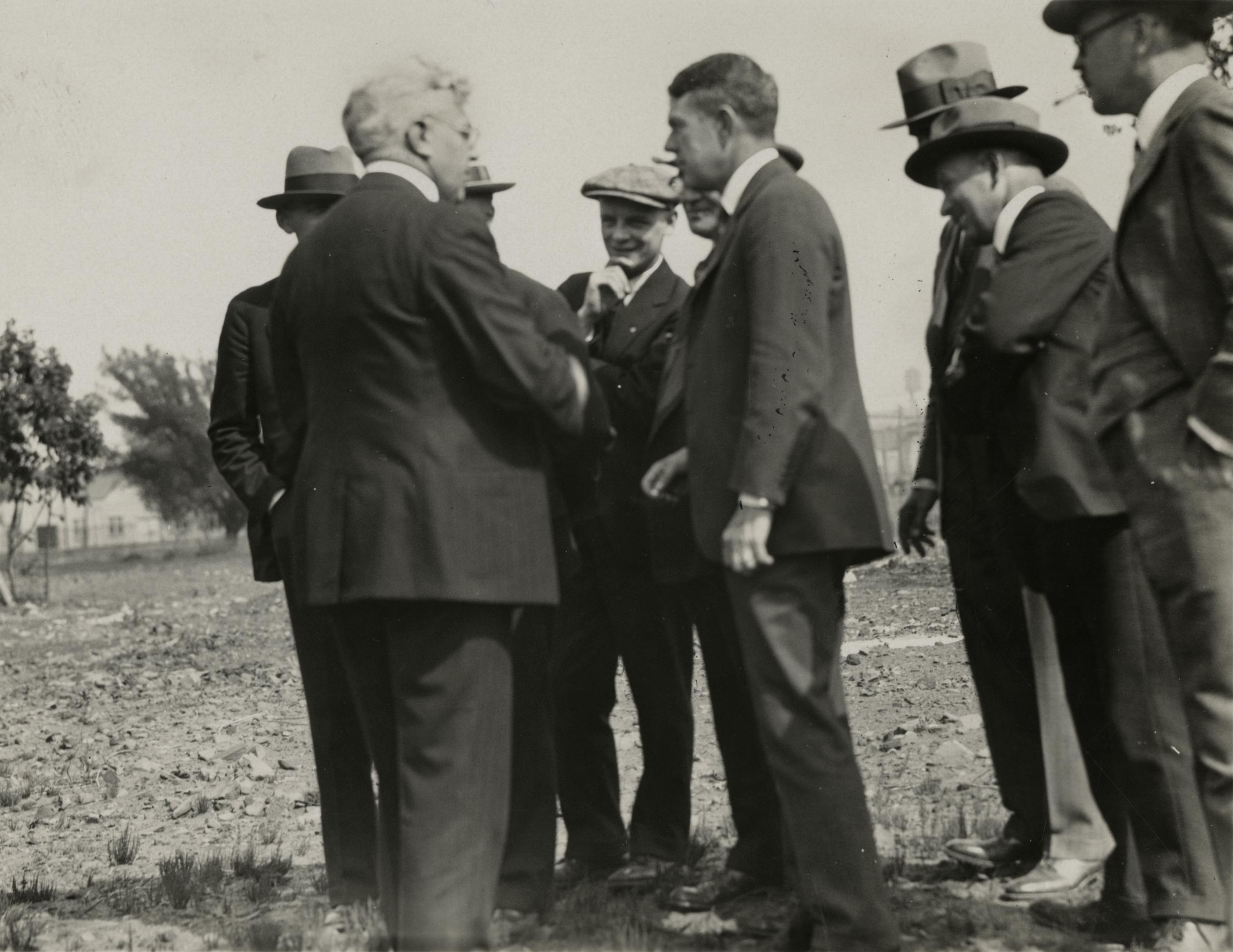 ‎Nash officials view a new Nash model - UWDC - UW-Madison Libraries