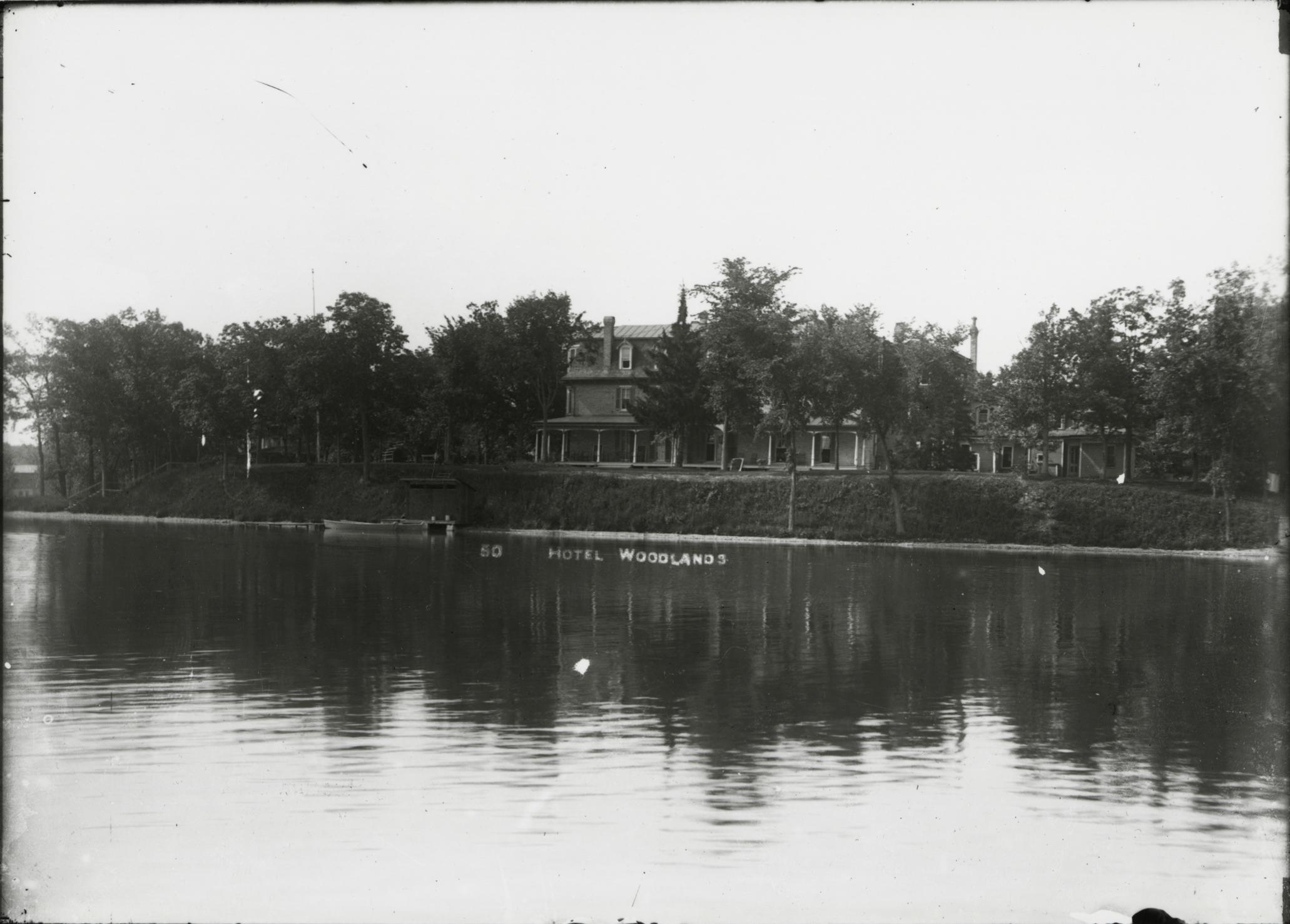 ‎Woodlands Hotel, Oconomowoc, with boats - UWDC - UW-Madison Libraries