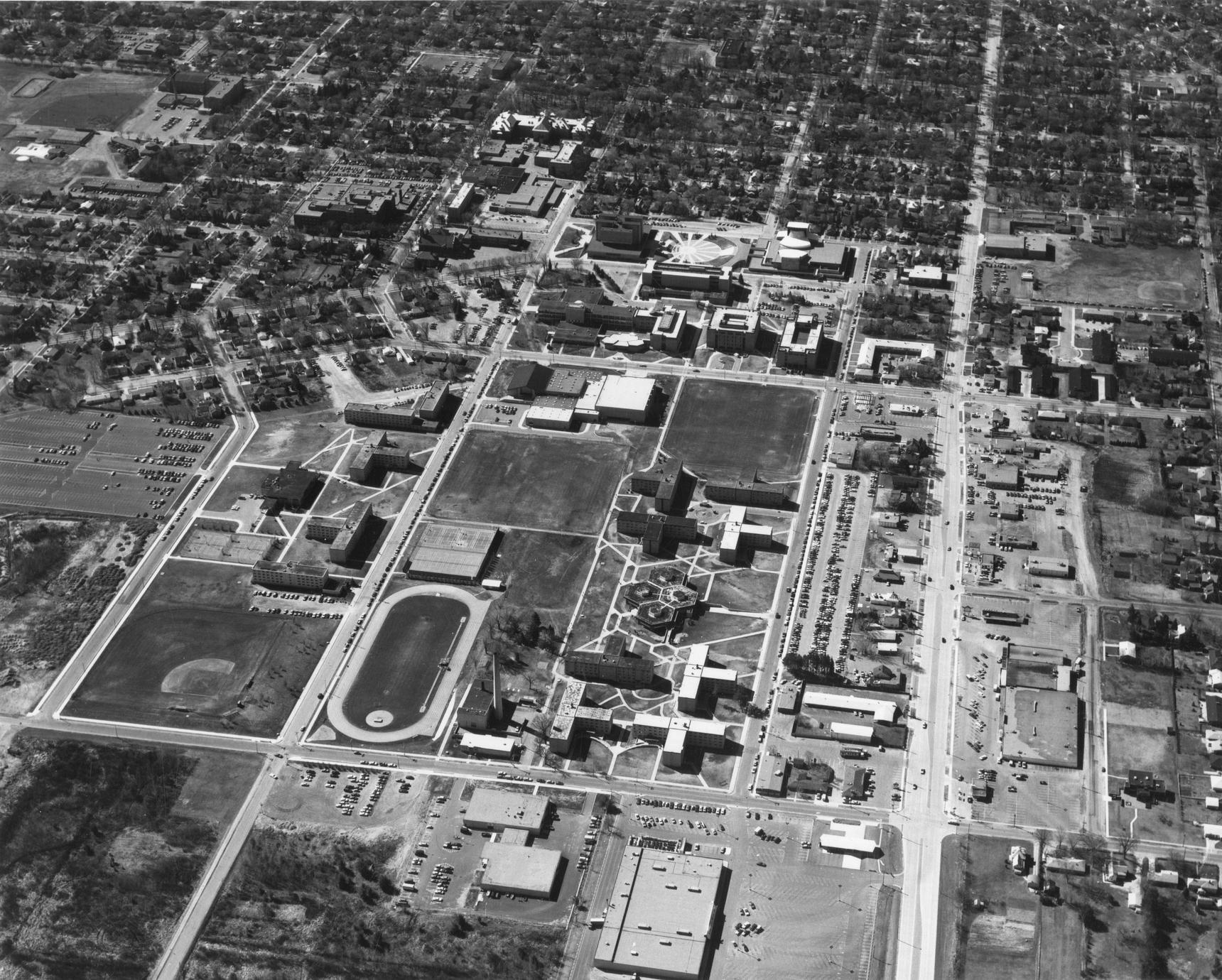 ‎Aerial view of the University of Wisconsin-Stevens Point - UWDC - UW ...