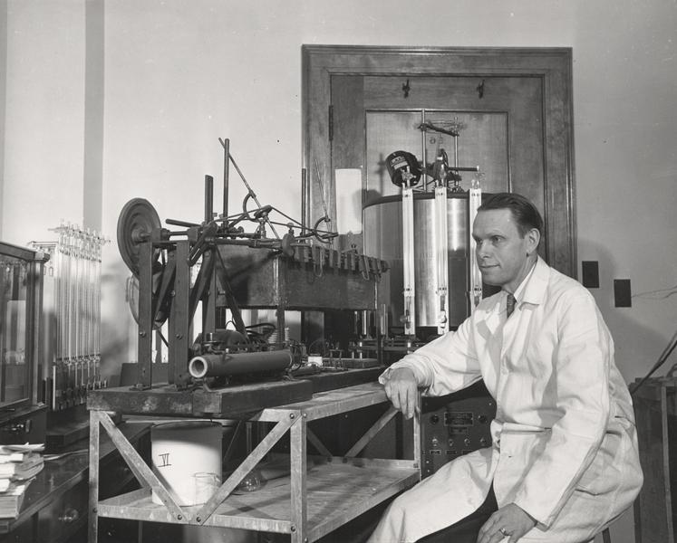 ‎Elvehjem at work in the lab - UWDC - UW-Madison Libraries
